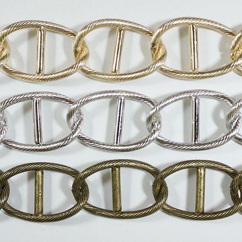 こちらは基本的に真鍮製のろう付け（溶接）無しのチェーンになります。チェーンの1コマ1コマをろう付けしていないので、細いチェーンは切れてしまうこともあります。その代わり後でチェーンをつないだり、チェーンのコマをはずしてパーツで使用したりと、使...