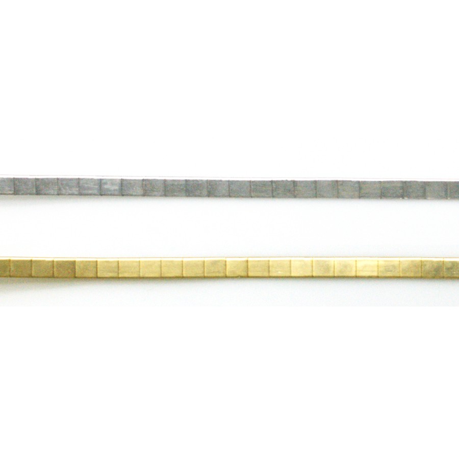 こちらは基本的に真鍮製のろう付け（溶接）無しのチェーンになります。チェーンの1コマ1コマをろう付けしていないので、細いチェーンは切れてしまうこともあります。その代わり後でチェーンをつないだり、チェーンのコマをはずしてパーツで使用したりと、使...