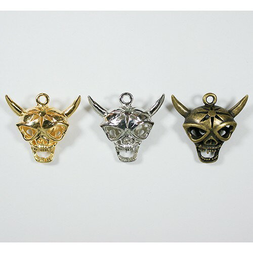 おでこの太陽と抜けてる歯がチャームポイントのスカルモチーフパーツです！メッキは国内で施していますので安心してお使いいただけます。【サイズ】　　（全長x横x厚み）：約32mmx約33mmx約12.5mm　　　　【材質】　　亜鉛製【カラー】　　...