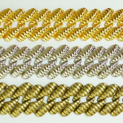 こちらは真鍮製のプレスチェーンで、プレスの機械で1つ1つのパーツを抜き、それを手作業（ハンドメイド）で組み立てたチェーンになります。パーツ自体がプレスで出来ているのでとても薄くて軽いのが特徴になっていますが、裏表があるチェーンも多いので注意...