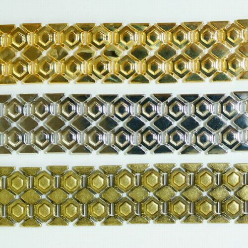 こちらは真鍮製のプレスチェーンで、プレスの機械で1つ1つのパーツを抜き、それを手作業（ハンドメイド）で組み立てたチェーンになります。パーツ自体がプレスで出来ているのでとても薄くて軽いのが特徴になっていますが、裏表があるチェーンも多いので注意...