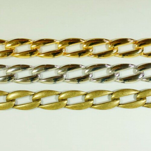 こちらは真鍮製のプレスチェーンで、プレスの機械で1つ1つのパーツを抜き、それを手作業（ハンドメイド）で組み立てたチェーンになります。パーツ自体がプレスで出来ているのでとても薄くて軽いのが特徴になっていますが、裏表があるチェーンも多いので注意...