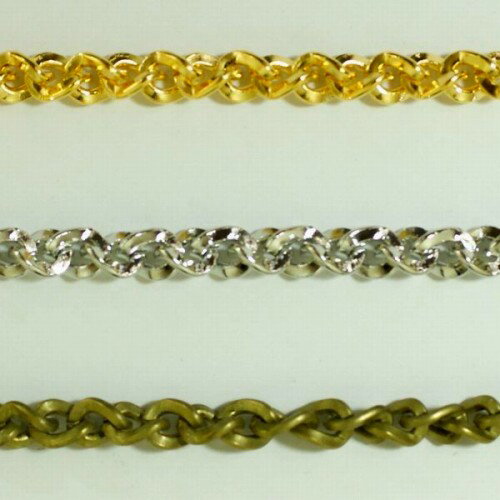 ロープ状になっているチェーンです。 線が平たくなっていて丸線のロープとは変わった感じのチェーンになっています。 ※ロットによってメッキの濃さやチェーンのサイズ等が若干変わる場合がございますので、あらかじめご了承下さい。 材質：鉄製 幅のサイ...