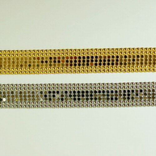 こちらは真鍮製のプレスチェーンで、プレスの機械で1つ1つのパーツを抜き、それを手作業（ハンドメイド）で組み立てたチェーンになります。パーツ自体がプレスで出来ているのでとても薄くて軽いのが特徴になっていますが、裏表があるチェーンも多いので注意...