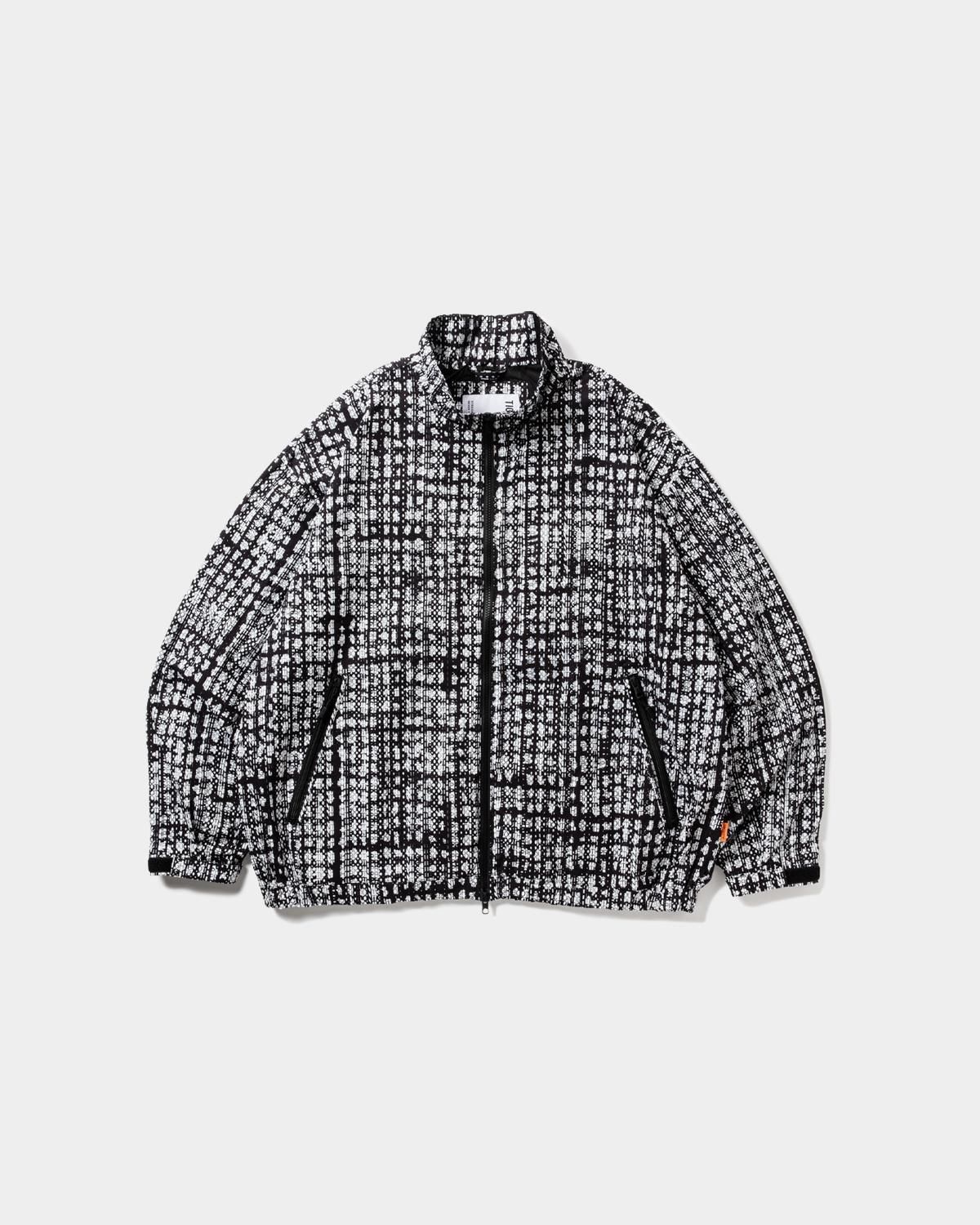 ブランドロゴを総柄グラフィックに落とし込んだスタンドカラートラックジャケット。 表地は独特な凹凸感のあるシアサッカー生地を使用し、裏地には柔らかなナイロン生地を採用。 フロントオープニングはダブルファスナー仕様。 両サイドのポケットはスラッ...