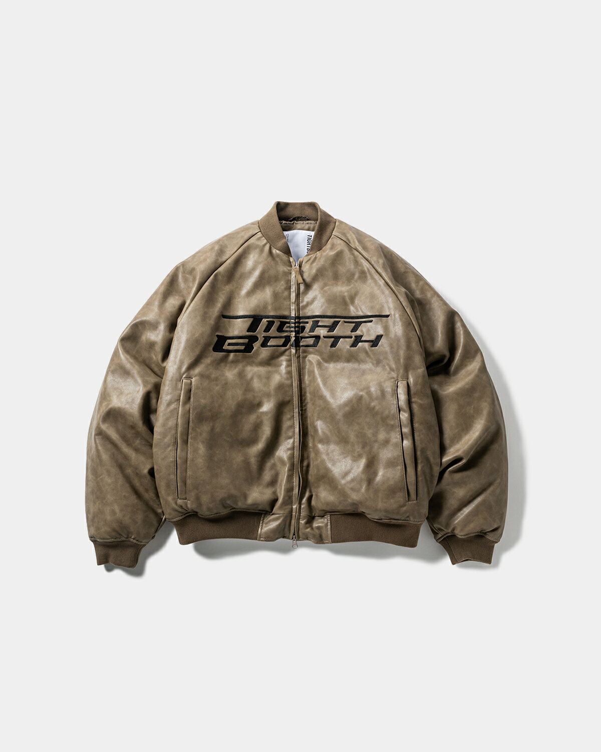 ラッパー「SEEDA」とのコラボレーションアイテム。 名盤「花と雨」から抜粋、オマージュを落とし込んだグラフィック。 フェイクレザーを使用したMA-1スタイルのダウンジャケット。 フロントオープニングは逆開可能なダブルファスナー仕様。 左右...