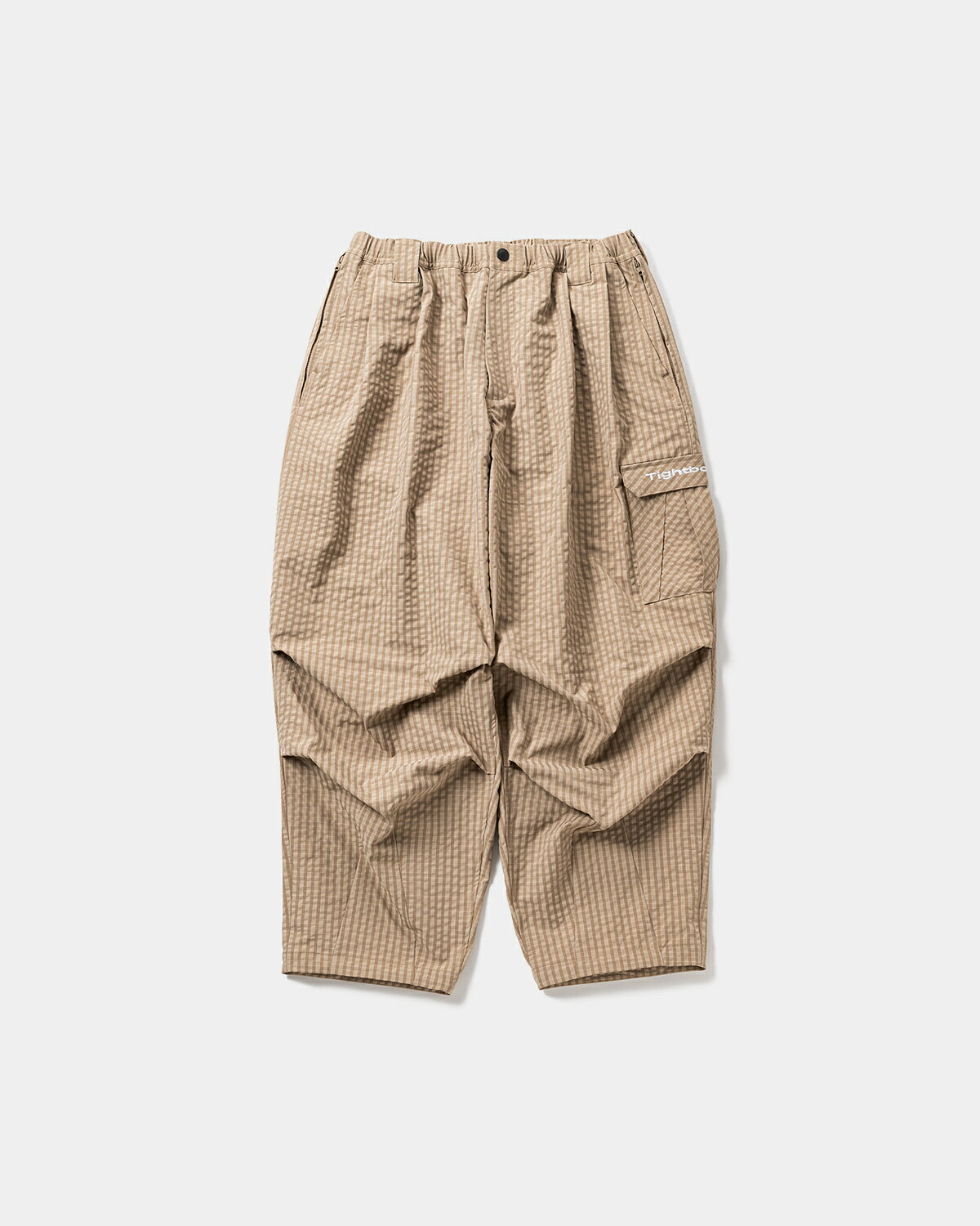 凹凸が特徴のチェック柄バルーンカーゴパンツ。 裾を狭め、膝のタックで立体感とゆとりを加えたシルエット。 JACKET同様、肌への密着度が低いため快適な着心地。 ゴム入りのウエストバンドはベルトループと内出しのスピンドルコード付き。 左腿に配...