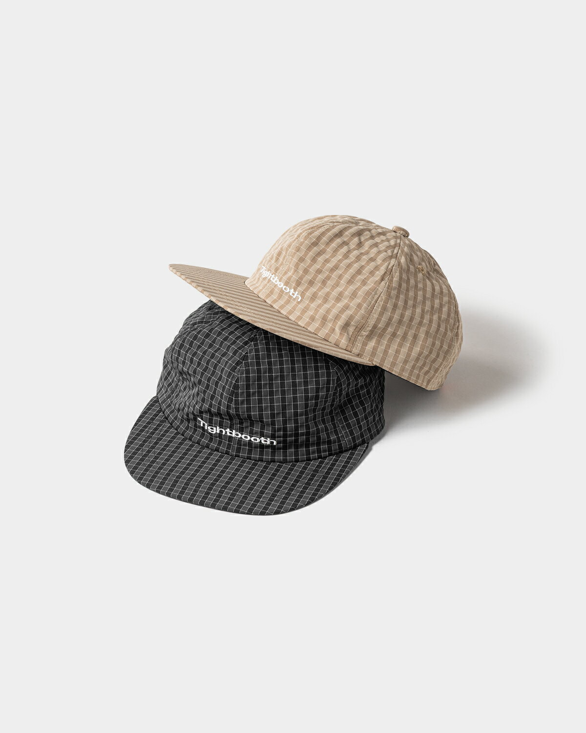 凹凸が特徴のチェック柄6パネルキャップ。 頭部の密着度が低いため快適な被り心地。 アジャスターは共地のゴムシャーリングテープを採用。 同シリーズのJACKETやPANTSとのセットアップスタイルが可能。 Size :　FREE 素材： Po...