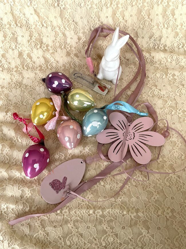 イースターは復活祭。今年は、4月20日です。 春のお祭りで、欧米はにぎわいます。 卵はメインのモチーフですが、ヒヨコ、ニワトリ、ウサギ、ヒツジなども 楽しく使われています。 テーマカラーは黄色ですが、ピンクやブルーなどのパステルカラーも人気...