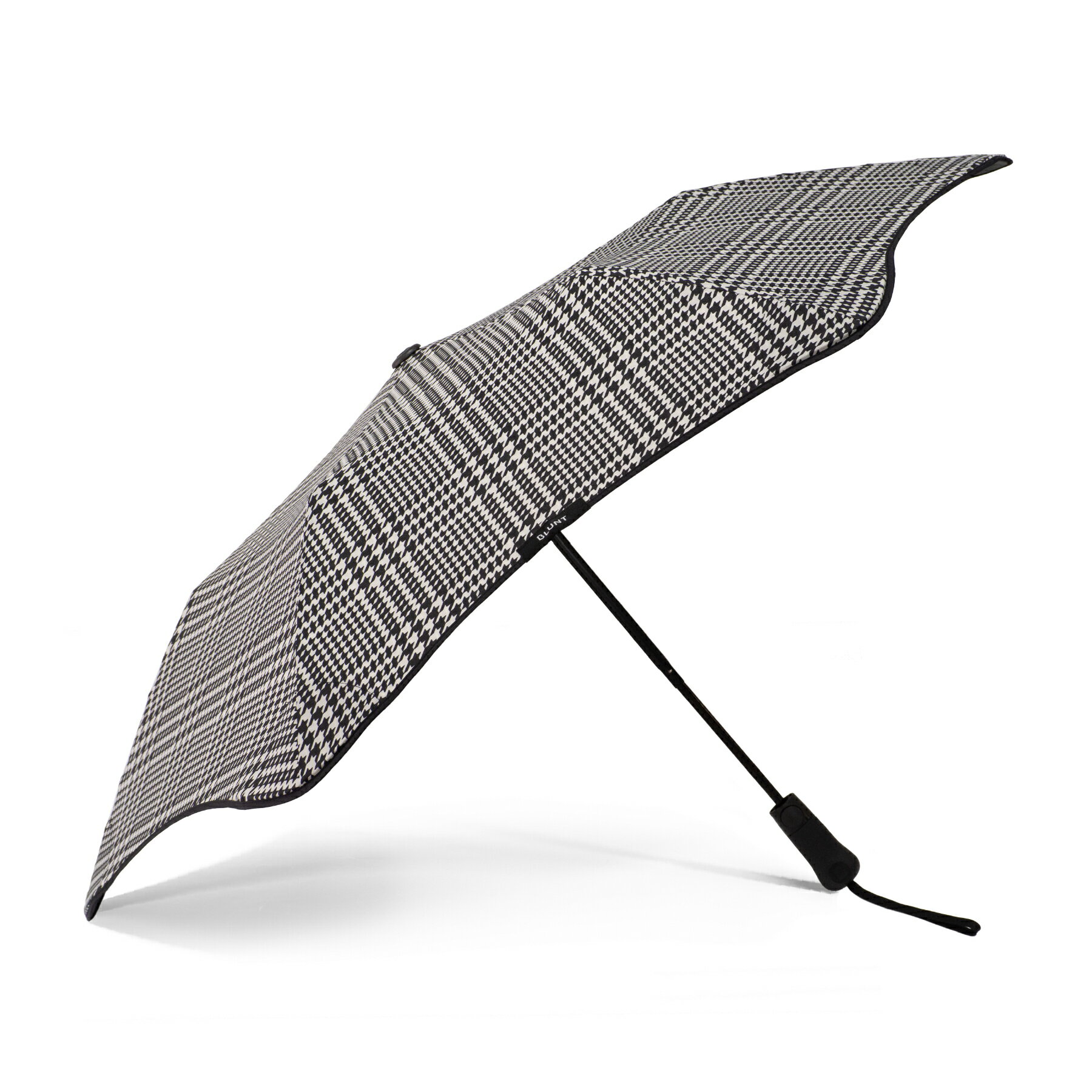 ゴージャスな千鳥格子のデザインは、今シーズンのシーズンカラー コンパクトで便利なBLUNT Metroは、通勤通学に最適な傘です。 ボタンを押すだけで簡単に開き、折りたたんでキャリースリーブにすっきりと収納できます。 Details: St...