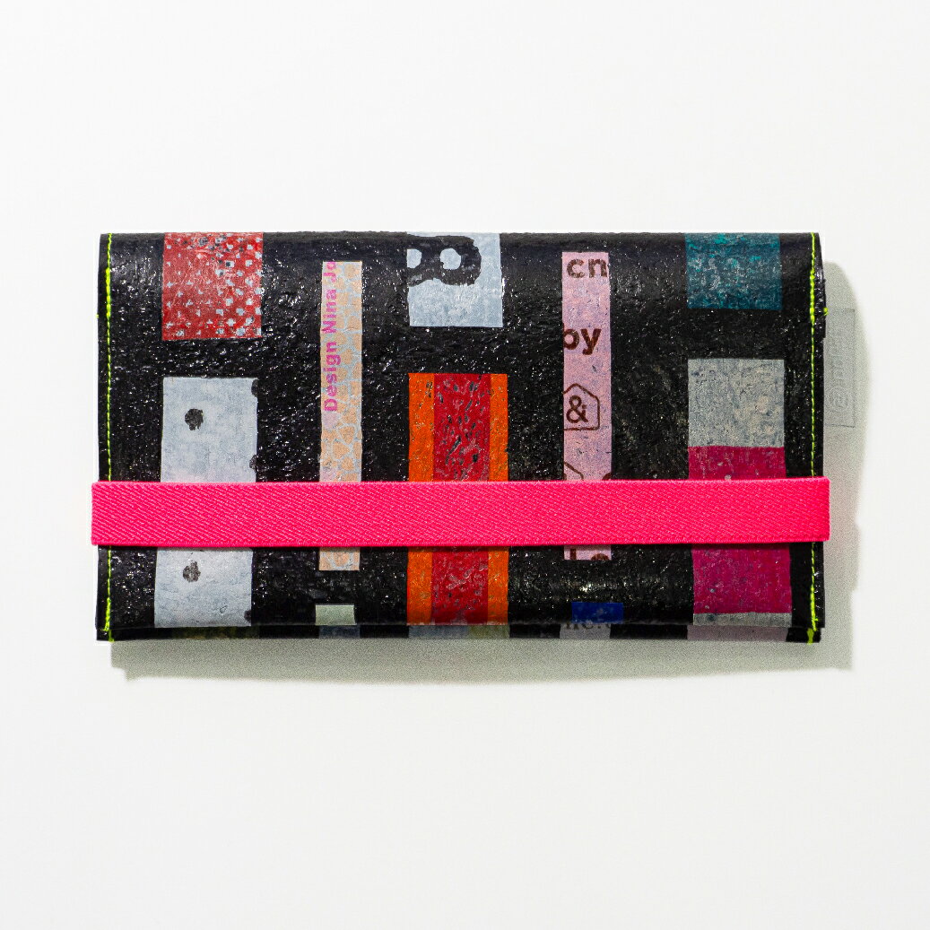 poRiff の主な材料は買い物をしたときにもらうレジ袋です。 一見捨ててしまうようなレジ袋をコラージュし、 熱で圧着して完成するシートを使ってプロダクトに変えています。 制作は岸和田・就労継続支援B型事業所オーロラと、 東大...