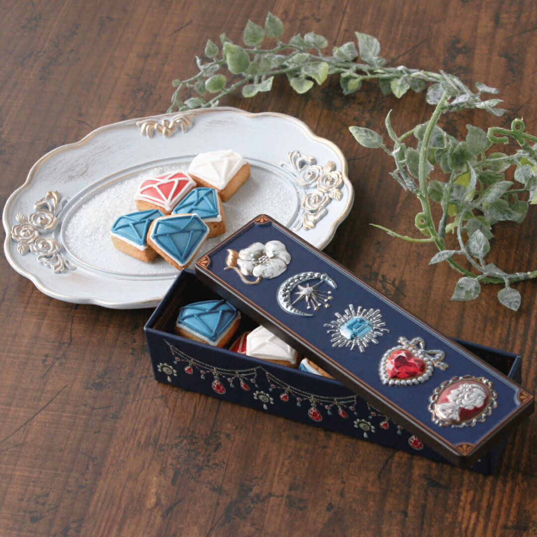 綺麗な缶にたくさん詰まった小さなダイヤのアイシングクッキー。缶のカラーに合わせダイヤのカラーはネイビー・赤・白。見た目も可愛いくプレゼントにもぴったりです。 &nbsp; ビジュー缶の当日発送便対応商品はこちら &nbsp; ※下記の内容を...