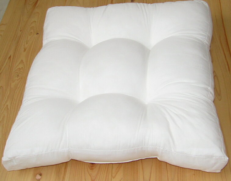 ■サイズ 50x54x6cm ■生地 ポリエステル100％ ■中材 ポリエステル100％ ■重量 約550g ■生産国 日本製 ■備考 　 55x59cmの銘仙伴サイズの座布団カバーに適している中材は表面がつるつるタッチのポリエステル素材生...