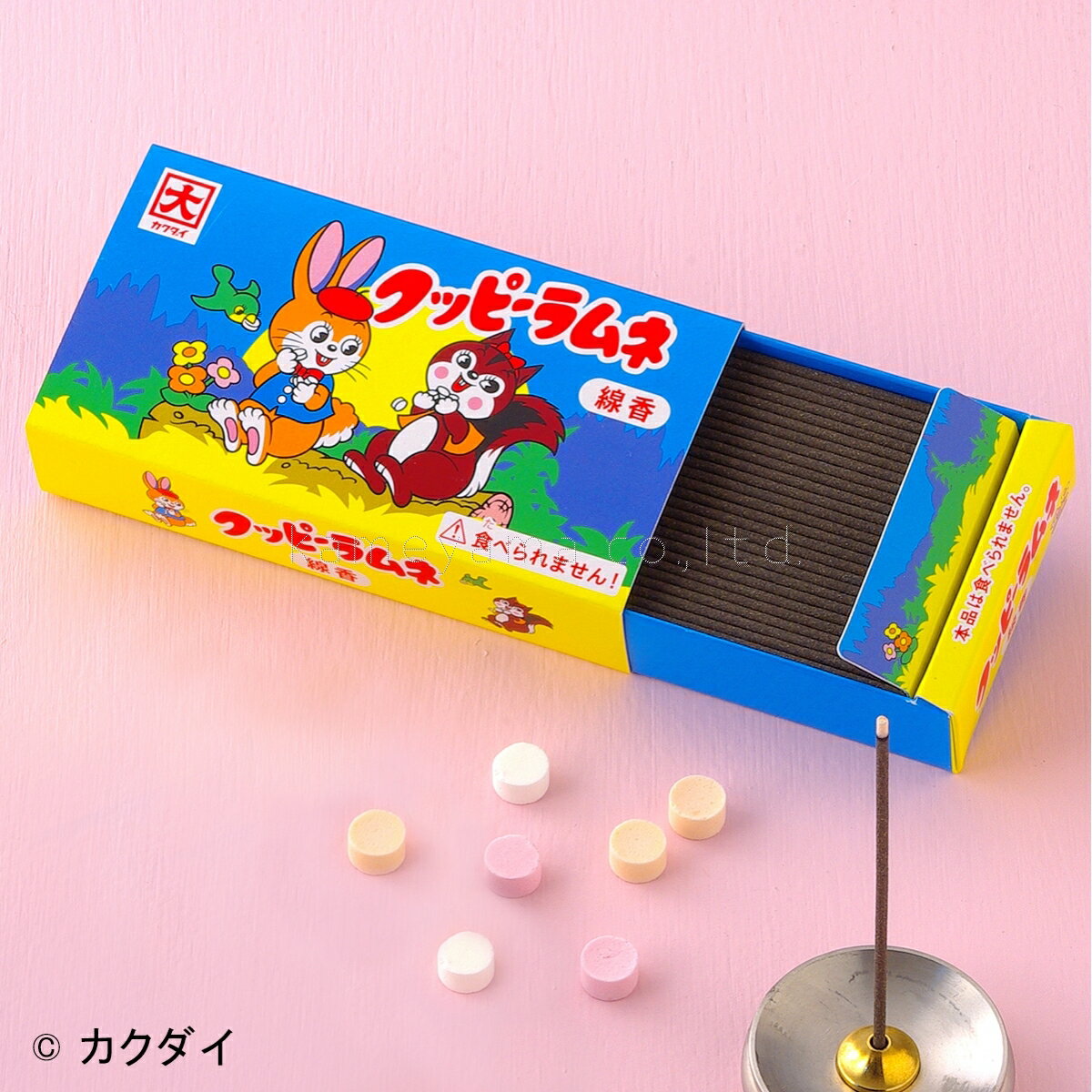 商品詳細 1963（昭和38）年にカクダイ製菓から発売され、今なお愛され続けているロングセラー「クッピーラムネ」。 ノスタルジーを感じさせるレトロなパッケージはそのままにお線香になりました。 クッピーラムネの甘酸っぱい香りとともに、 過ぎた...