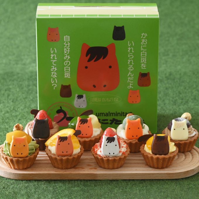 この商品の特徴 ＊＊＊うマ！みにたると＊＊＊ 『みにたると』シリーズに馬をモチーフにした『うマ！みにたると』が登場です。馬の代表的な8種類の毛色を模したチョコの顔にナッツやチョコのしっぽ。背中にカラフルなフルーツや大福が乗りました。おもわず...