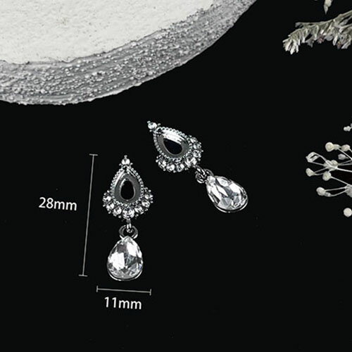 ラルム　シルバー Nail Salon Wiz主催、篠原彩加プロデュース 唯一無二の大人気ビジューチャーム！ 大切なイベントや日常に華やかな刺激が欲しい方、是非＋oneでお試し下さい。 ラルム（larme） 全長：28mm 横：11mm 1...