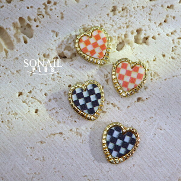 山崎先生セレクトの商品です。 縁取りがキラキラと輝いて見える、 ブロックチェック柄のハート型パーツセット。 ほんのり大人めのシルエットをしているので幼くならず、 いつもとは異なる凝ったデザインにチャレンジした時にイチ押し。 SNS映えも狙え...