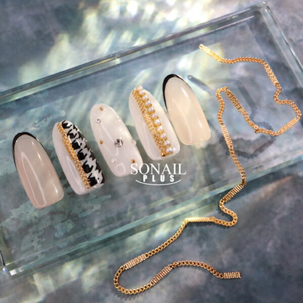 AIKO先生セレクトの商品です。 喜平チェーンをモチーフにしたラインチェーン。 まるでネックレスやブレスレットを思わせるデザインで、 ご自宅でも簡単にネイルサロンのような仕上がりに。 光に加減によって本物の金属のように輝き、 使用する部分に...