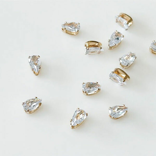 トレンドに左右されずどんなシーンやスタイリングにも合わせられるプチジュエリー。 上品な輝きは一粒でもデザインがクラスアップされます。 シェイプ：ペア 内容量：12P サイズ：縦5mm×横2．5mm×厚さ3mm 備考；背面カーブなし