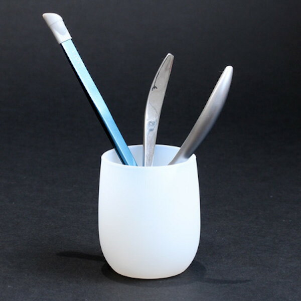 刃先や先端の尖ったツールをそのまま下向きに入れることができます。 エタノール使用可 煮沸消毒を推奨します カラー：白 内容量：1巻 サイズ：5．5cm×6．5cm