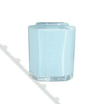 　シーズン問わず使えるパステルブルー。