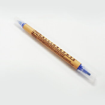 呉竹ZIG カリグラフィーIIピグメントインクのリニューアル品。品名と柄の色が変わり、色数も大幅に増えました。3.5mm芯と2.0mm芯のツインタイプのカリグラフィー用マーカーなので、大きな文字と小さな文字を1本で描きわけることができます。...