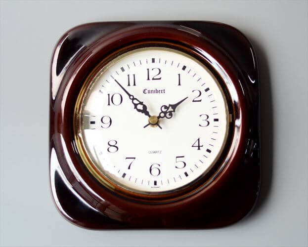 お部屋にドイツヴィンテージの空気を演出！ドイツ製Cunibertのヴィンテージ壁時計です。ムーブメント(機械部)及び各針は新品に交換しています。古いドイツ製陶らしい深いブラウンの配色がとても雰囲気あります。近年、注目を集めているこの年代のド...