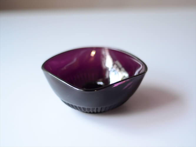 雰囲気ある北欧ヴィンテージを演出！デンマークから届きましたのガラスのキャンドルホルダーです。キャンドルに火を灯せば複雑にゆらめく灯りと豊かな時間をもたらしてくれます。キャンドルホルダーとしてはもちろん、ジュエリーをはじめとした小物トレーとし...