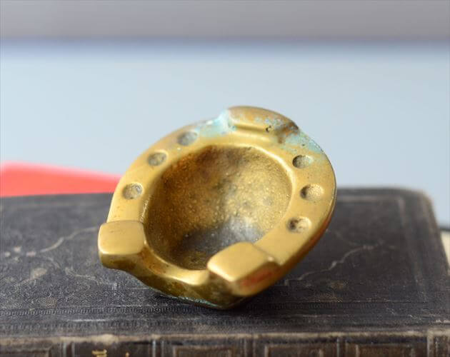 雰囲気あるヨーロッパヴィンテージの空気感を演出！イギリスのアンティークディーラーから届きました真鍮の馬蹄/ホースシューのオブジェです。広くヨーロッパの市でよく取引されているブラスオブジェ。ずっしりとした重みがあり雰囲気抜群！ブラス特有のずっ...