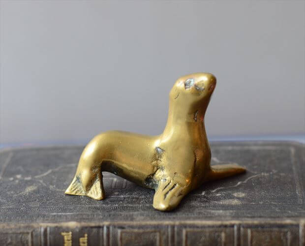 雰囲気あるヨーロッパヴィンテージの空気感を演出！イギリスのアンティークディーラーから届きました かわいい真鍮のアシカのオブジェです。広くヨーロッパの市でよく取引されているブラスオブジェ。ずっしりとした重みがあり雰囲気抜群！ブラス特有のずっし...