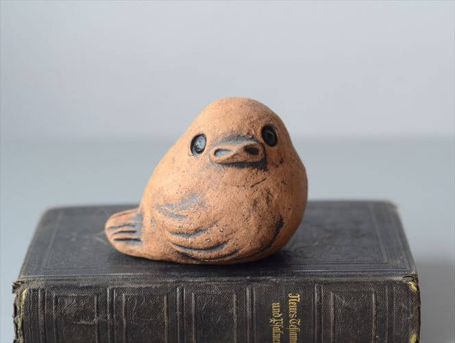 雰囲気あるヨーロッパの空気感を演出！ドイツのアンティークディーラーから届きました手の平サイズの愛らしい陶器の小鳥です。作り自体は粗いもののプリミティブで民芸のような味わいがあります。置いたその場をただかわいいだけではない洗練された空気感と一...