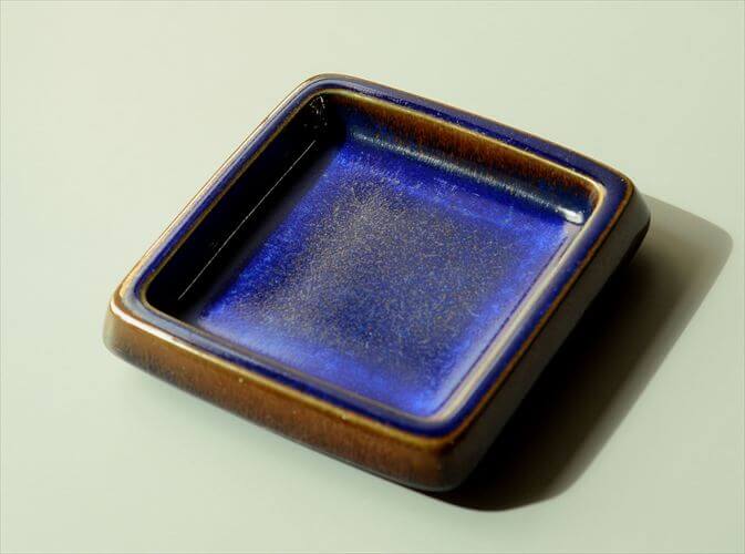 ヴィンテージ北欧陶器の粋を集めた名作！スウェーデン名窯Gustavsbergのヴィンテージ、Lagunシリーズのスクエアトレーです。1960年代頃のプロダクトでデザイナーはSven Jonsonが手がけています。シリーズ名通り美しいサンゴ礁...