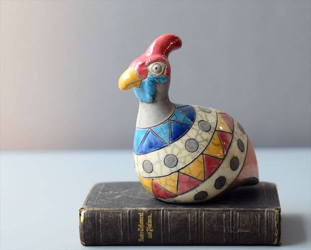 アート＆プリミティブな民芸テイストをプラス！南アフリカの工芸品、Raku Pottery(楽焼)のホロホロ鳥です。日本ではあまり馴染みないもののアフリカ北西部ギニア原産ですがアフリカ大陸から一部ヨーロッパでよく親しまれている身近でシンボリッ...
