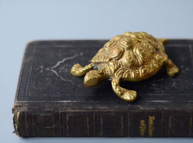 雰囲気あるヨーロッパヴィンテージの空気感を演出！イギリスのアンティークディーラーから届きました真鍮のカンガルーです。広くヨーロッパの市でよく取引されているブラスオブジェ、中でも爬虫類や両生類動物のモチーフは人気・重宝されています。ソリッドブ...