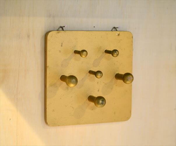 かわいらしい北欧ヴィンテージの空気感を演出！フィンランド製 aarikka 木製/ゴールドのウォールハンガーです。アーリッカらしいまるみのあるコロンとしたボールのような引っ掛け部分が並び、北欧らしいシンプルさの中にやさしい存在感のあるお品で...