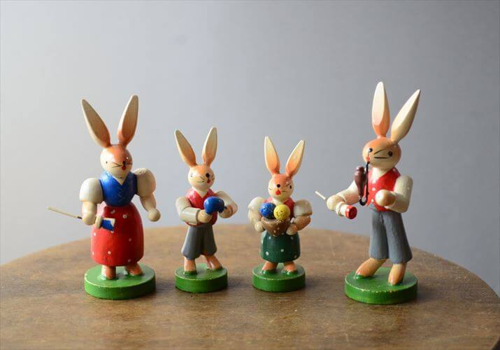 かわいいドイツヴィンテージをお届け！ドイツから、ちいさなかわいい木製のイースターバニーのセットです。名門ESCO社のウサギシリーズを彷彿させるとてもかわいくて味わい深い逸品！一つ一つハンドペイントされた絵付けが味わい深く、とてもかわいい世界...