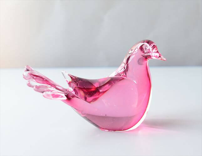 洗練された北欧ガラスの空気感をプラス！フィンランドから届きましたきれいなガラスの鳥のオブジェです。絶妙な丸みと流麗なフォルムとピンクパープルの美しさに目を奪われます。ニッチスペースや本棚、カップボードなどのちょっとしたスペースから大きな存在...