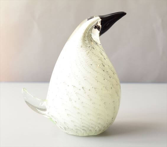 洗練された北欧ガラスの空気感をプラス！フィンランドから届きましたきれいなガラスの鳥/ペンギンのオブジェです。絶妙な丸みと流麗なフォルムに白と黒のシンプルながら非常に美しい逸品。ずっしりとした重さもあり、存在感抜群です。ニッチスペースや本棚、...