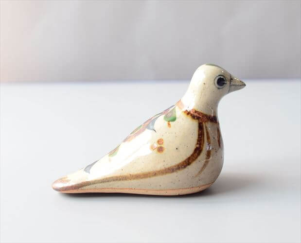 雰囲気あるメキシコ民芸！メキシコのトナラ地方で作られている民芸品、トナラ焼の鳥のオブジェです。絶妙な丸みと流麗なフォルムに、美しい絵付けは雰囲気抜群！つぶらな瞳もとっても可愛らしいです。花瓶の横や玄関、飾り棚にあると、ふとした時に癒してくれ...