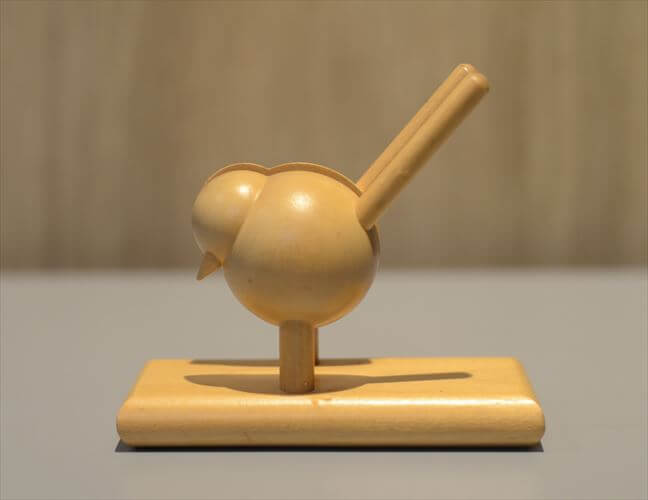 かわいらしい北欧ヴィンテージの空気感を演出！フィンランド製 aarikka 木製/小鳥のペーパーナプキンホルダーです。やさしい木の色の経年変化も味わい深く、ペーパーナプキンホルダーとしてはもちろん、コーヒーフィルターやメモ用紙などにもお使い...