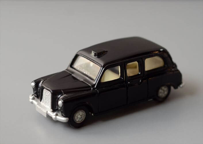 希少なイングランドのコレクタブルトイ！イングランド製Dinky Toysのヴィンテージ Austin Taxiです。ダイキャストミニカーの源流に位置するようなメーカーで現在、流通しているDinkyのものは全てヴィンテージ扱いされる程です。ロ...