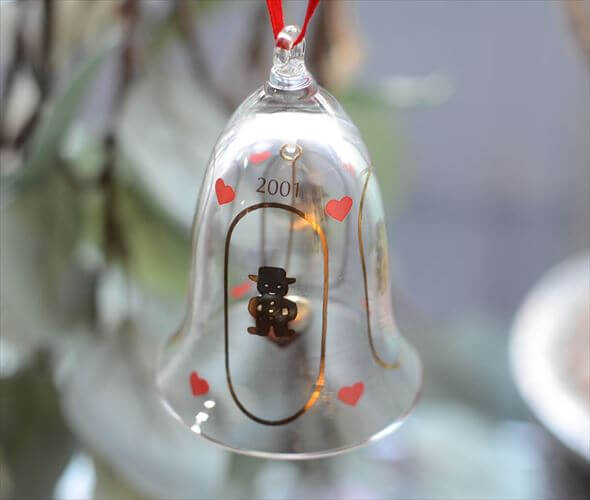 雰囲気ある北欧のクリスマスデコレーション！デンマーク製 Holmegaardのガラスのクリスマスオーナメントです。透明感のあるガラス製のベルの内側には、ゴールドカラーのハートモチーフがあしらわれ、揺れるたびに繊細な動きを楽しめます。ツリーの...