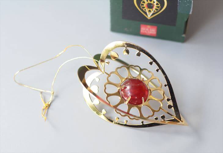 雰囲気ある北欧のクリスマスデコレーション！デンマーク製 Holmegaardのゴールドのハートモチーフのクリスマスオーナメントです。ゴールドカラーのハートモチーフは、揺れるたびくるくるとまわり色々な表情を楽しめます。ツリーのオーナメントとし...