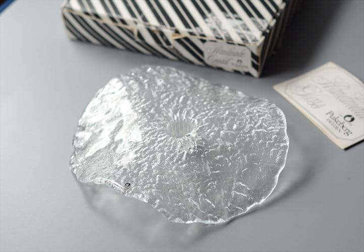 北欧グラスで洗練された空気感を演出！スウェーデン製Pukeberg、Manetのガラスキャンドルホルダー/プレートになります。Kosta BodaやOrrefors、Nybroなど名だたるガラススタジオを擁するスウェーデンにあって確かなクオ...