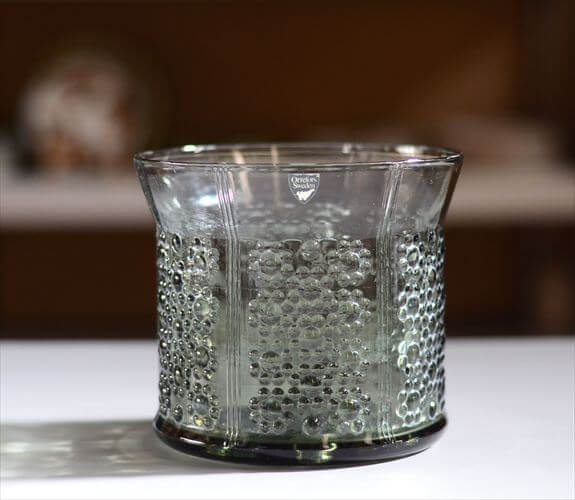 洗練されたスウェディッシュグラスを堪能！スウェーデン製Orrefors オレフォスのガラスプランターです。1970年代頃のヴィンテージでFloraと称される珍しいシリーズになります。フィンランドNuutajarviのカステヘルミを彷彿とさせ...