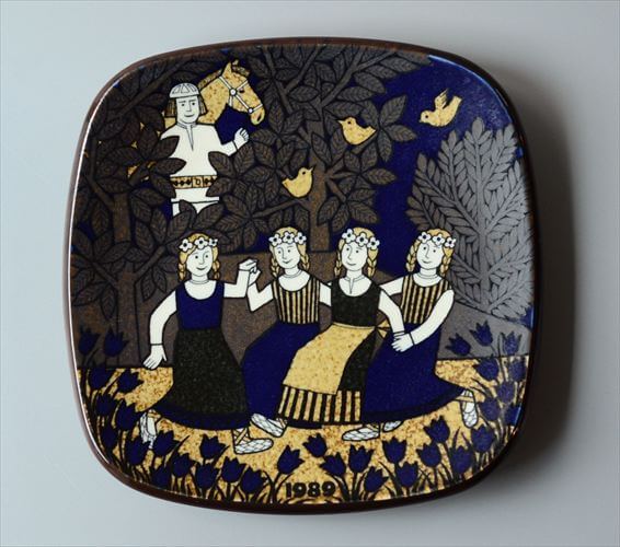 アラビアの人気ヴィンテージ・ディスプレイ！フィンランドの名窯ArabiaのKalevalaイヤープレート、1989年のデザインになります。1976-1999年の間に毎年1デザインリリースされてきたフィンランドの叙事詩をイラスト化したものがこ...