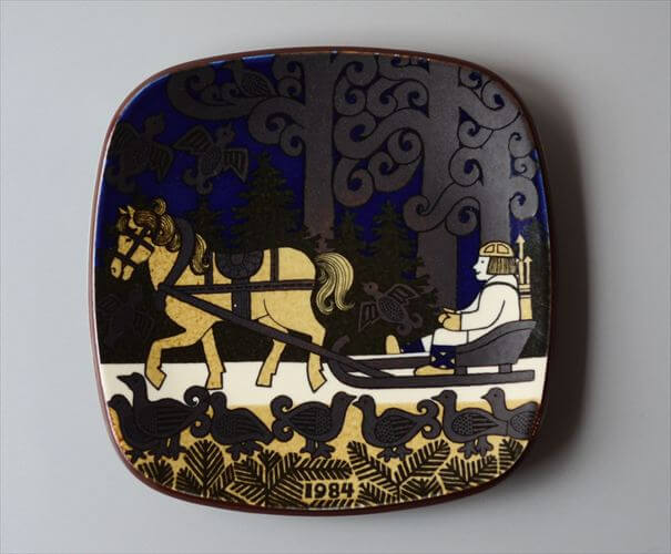 アラビアの人気ヴィンテージ・ディスプレイ！フィンランドの名窯ArabiaのKalevalaイヤープレート、1984年のデザインになります。1976-1999年の間に毎年1デザインリリースされてきたフィンランドの叙事詩をイラスト化したものがこ...