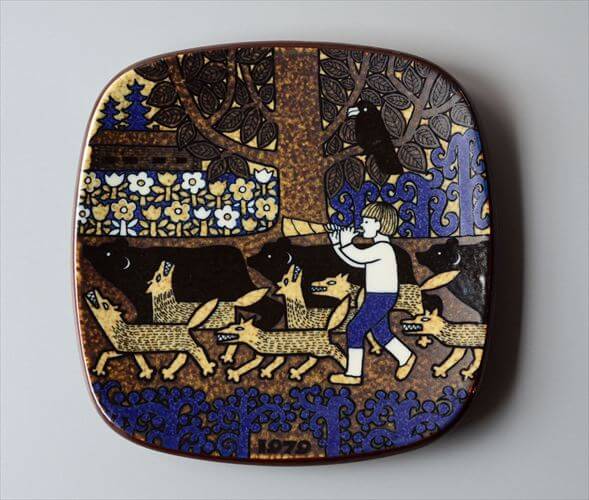 アラビアの人気ヴィンテージ・ディスプレイ！フィンランドの名窯ArabiaのKalevalaイヤープレート、1979年のデザインになります。1976-1999年の間に毎年1デザインリリースされてきたフィンランドの叙事詩をイラスト化したものがこ...