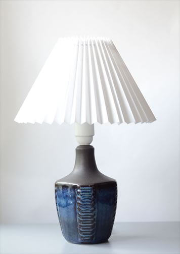 希少な北欧ヴィンテージ照明でお部屋を彩りますデンマーク製SOHOLMのヴィンテージ、ストーンウェアベースのデスクランプです。※写真掲載のシェード(新品)をセットにしての販売になります。ご不要な場合はご注文時にその旨、ご選択くださいましたら￥...