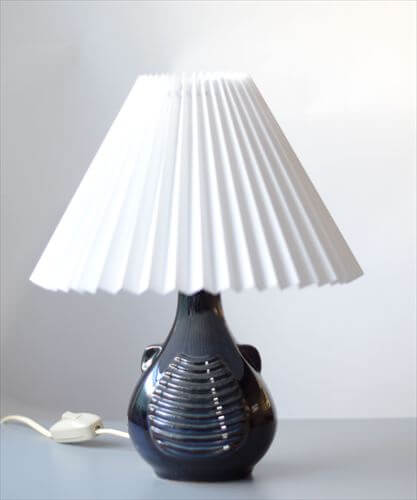 希少な北欧ヴィンテージ照明でお部屋を彩りますデンマーク製SOHOLMのヴィンテージ、ストーンウェアのデスクランプです。※写真掲載のシェード(新品)をセットにしての販売になります。ご不要な場合はご注文時にその旨、ご選択くださいましたら￥2,5...